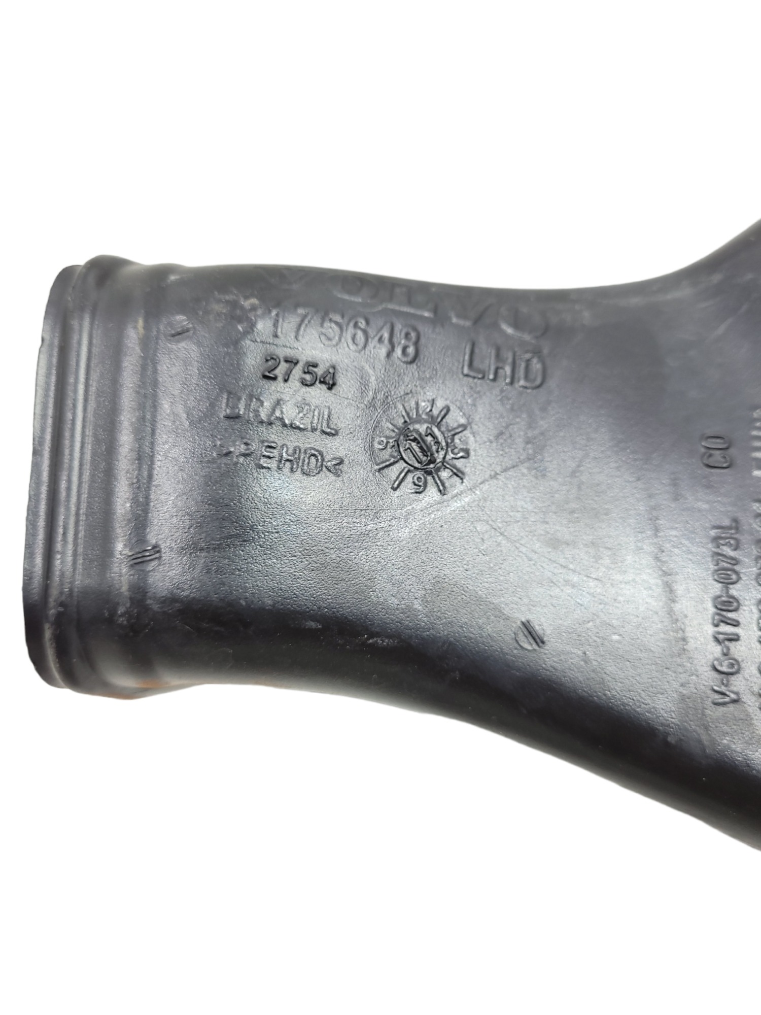 Duto Ar Esquerdo Volvo Fh 3175648 – Br Truck Peças