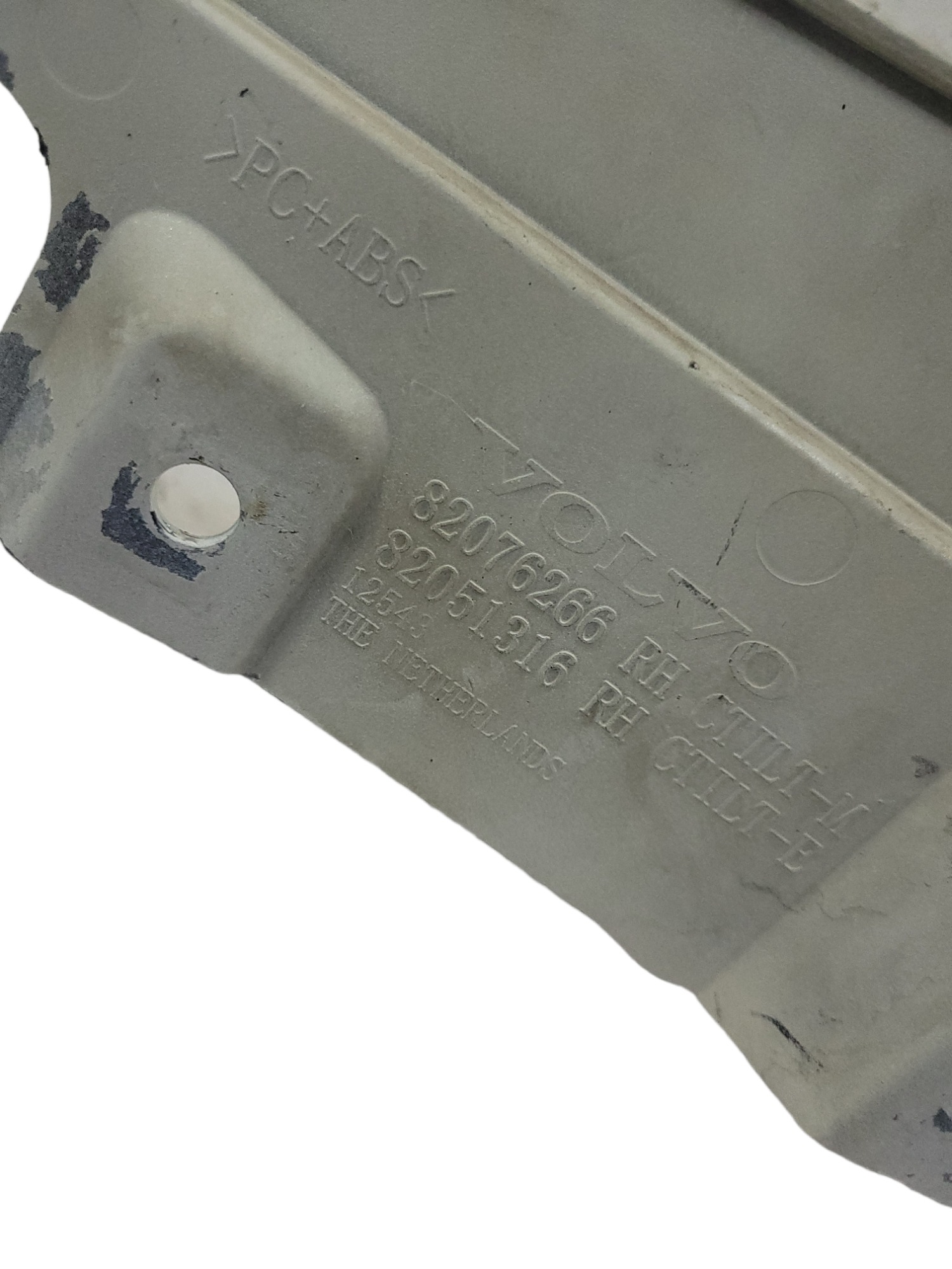 Moldura Farol Direito Volvo Fh 82076266 – Br Truck Peças